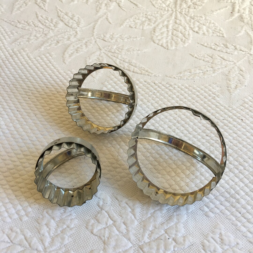 Vintage Scalloped Sides Round Cookie Cutters. Set of Three Graduated ...