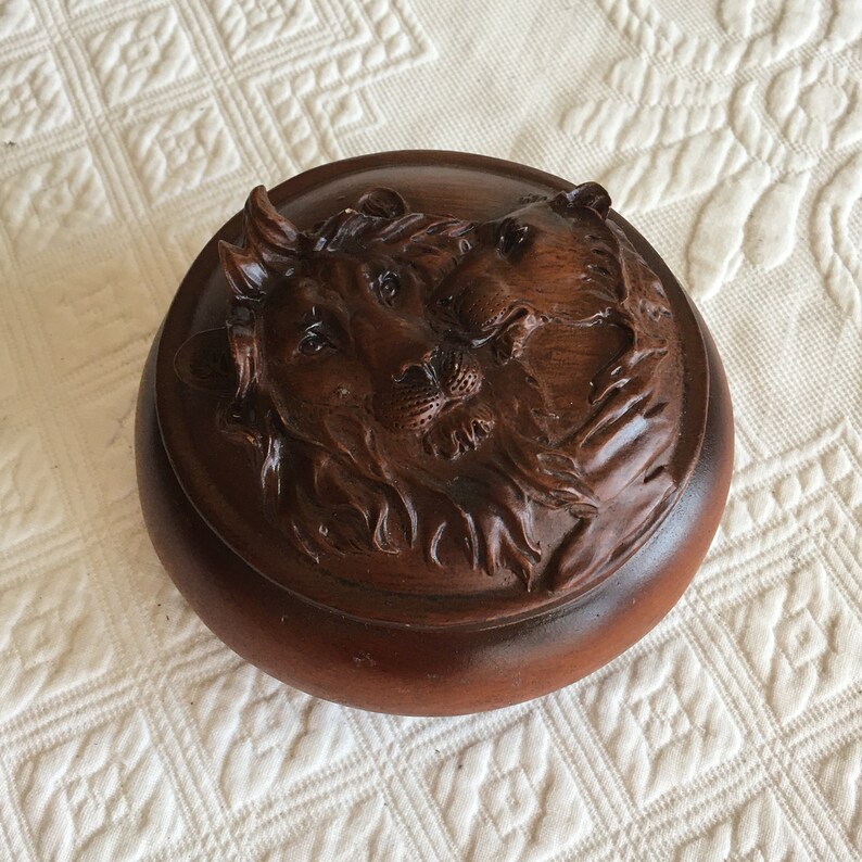 Vintage Lion Dresser Box. Round Faux Wood Box With 3D Lion - Etsy