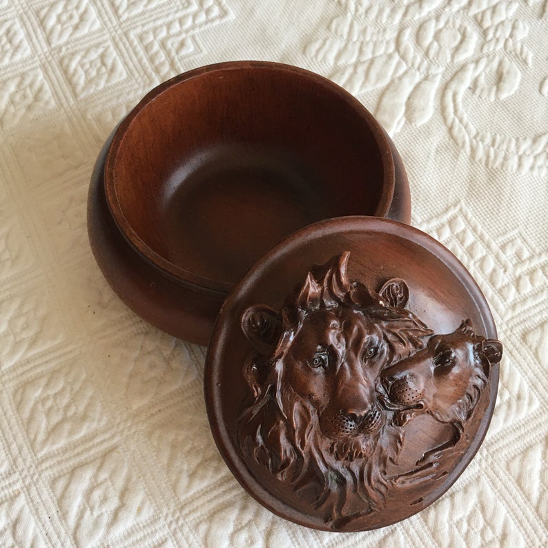 Vintage Lion Dresser Box. Round Faux Wood Box With 3D Lion - Etsy