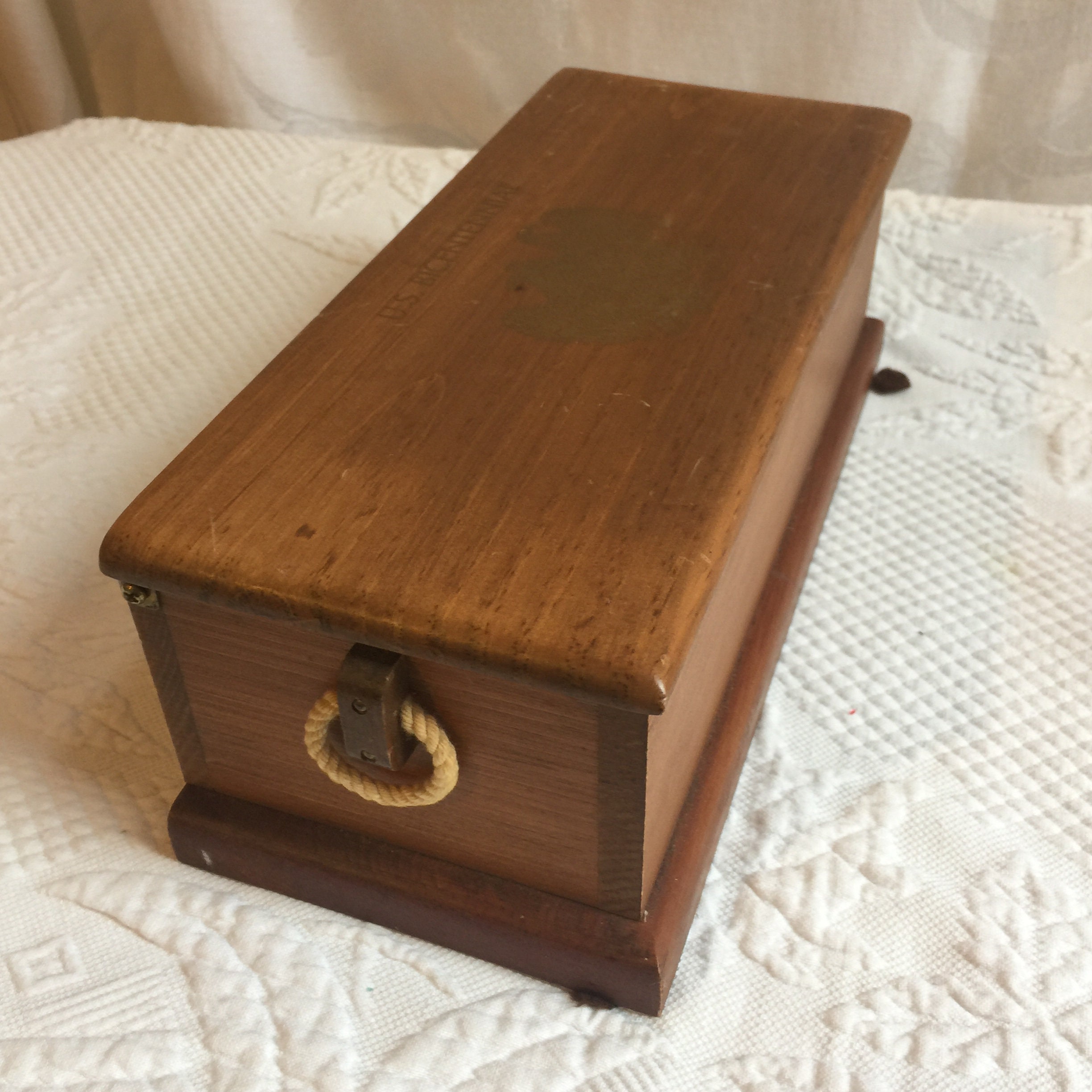 Vintage Bicentennial Wood Eagle Box With Rope Side Handles. Top Has Two ...