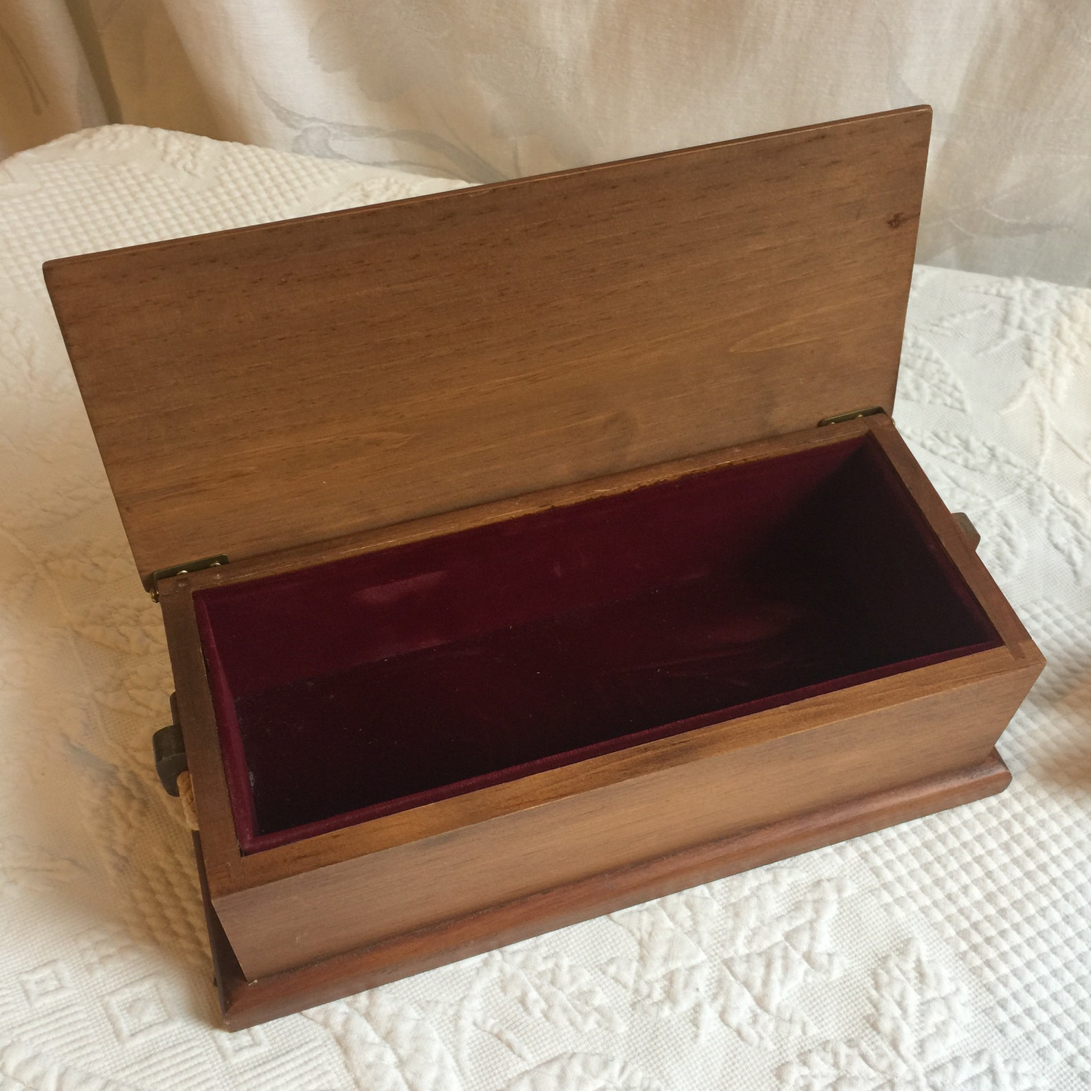 Vintage Bicentennial Wood Eagle Box With Rope Side Handles. Top Has Two ...