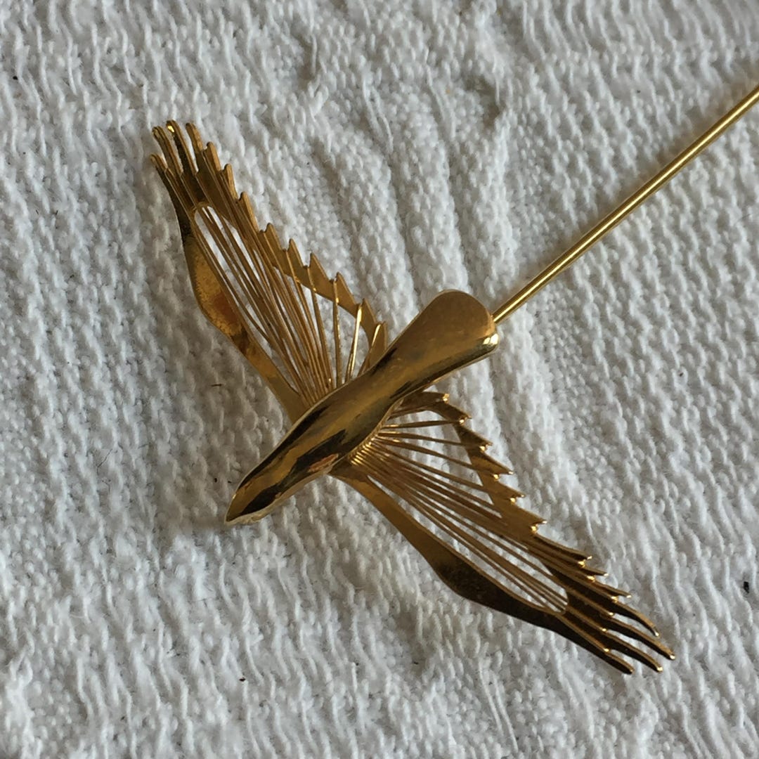 Vintage Monet Bird Stick Pin in Gold Tone. Bird Made up of Wire Wrapped ...