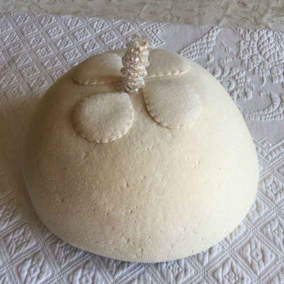 Vintage 1950s Creamy White Wool Felt Helmet Style Hat… - Gem