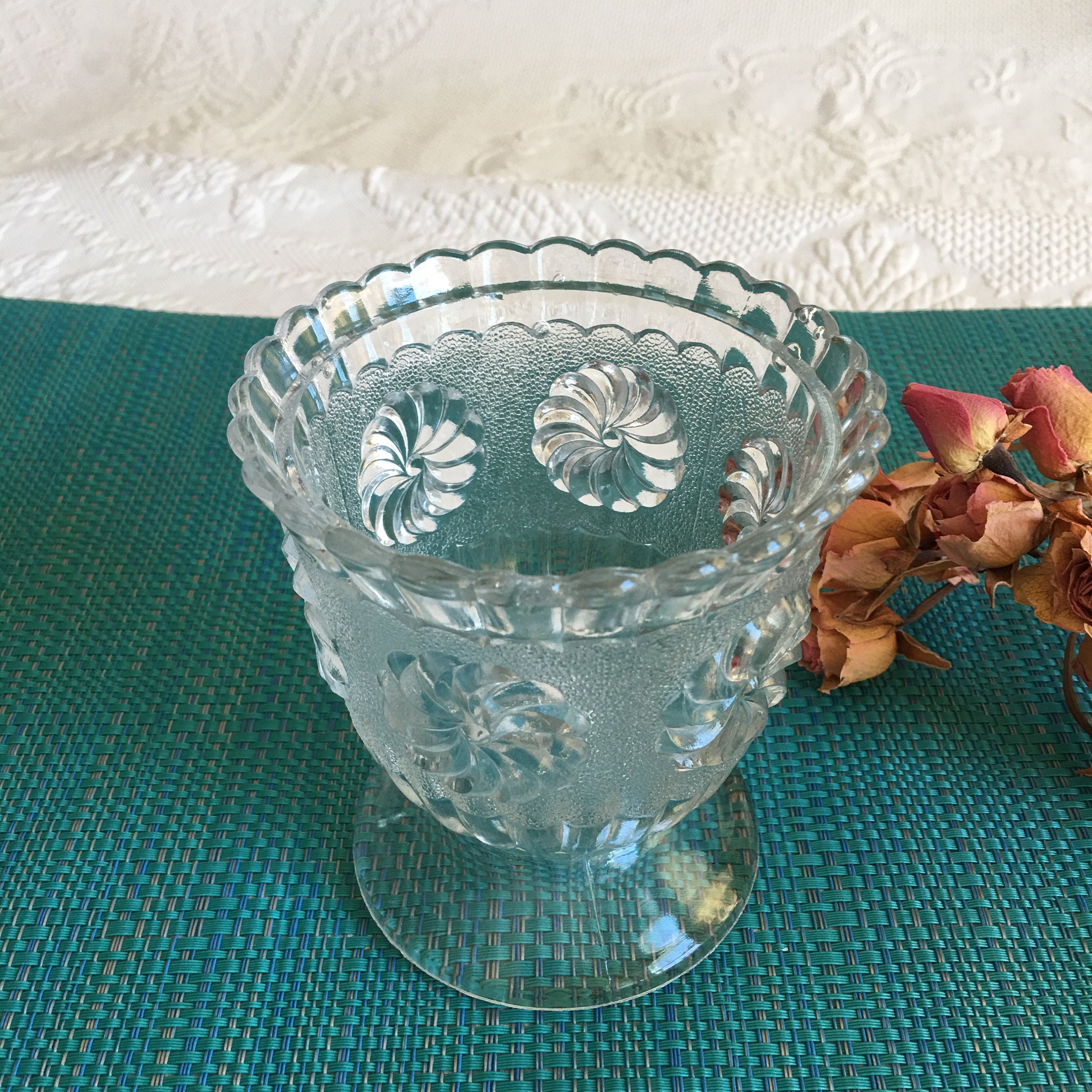 Home & Living Fluted Edges Around Flower Circular Designs on Scalloped ...