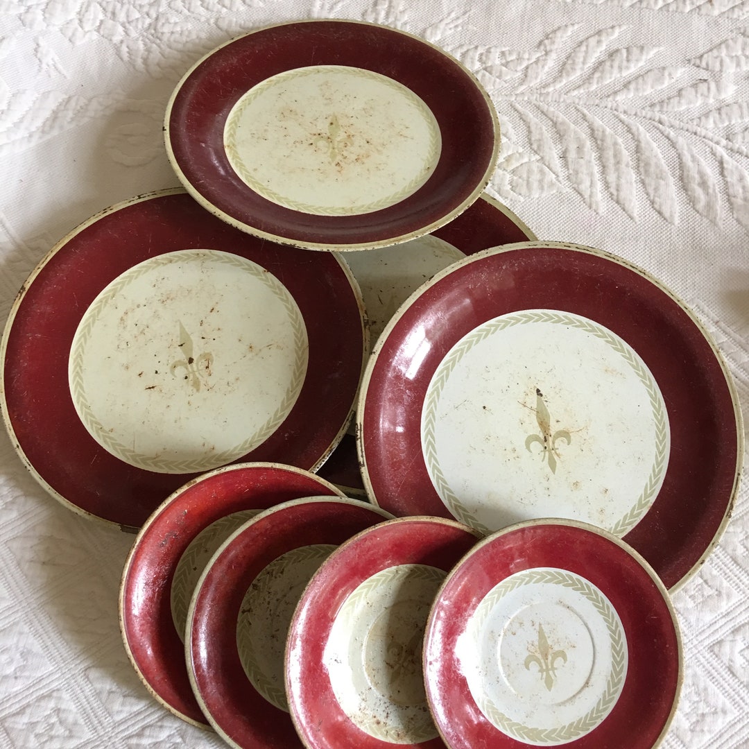 Vintage 1950s 8 Pc Toy Metal Plates With Fleur De Lis and Laurel Wreath ...