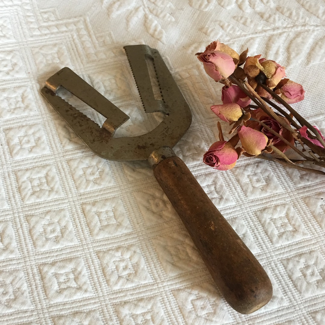Vintage Grip-all Screw Cap Opener. Grip for Lid and Teeth Grips. Wooden ...