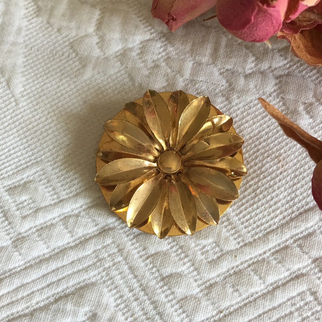 Vintage Gold Tone Scarf Ring. Choose One: Daisy Design or Small Bow ...