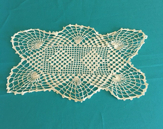 Vintage Crocheted Thread Lace Table Topper Mat. Soft White Centerpiece ...