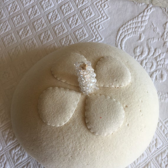 Vintage 1950s Creamy White Wool Felt Helmet Style Hat… - Gem