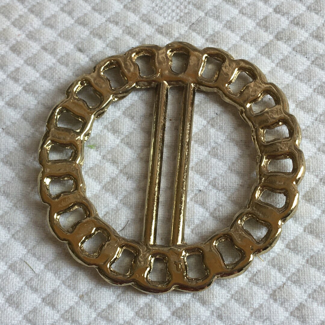 Vintage Sash or Belt Buckle in Chain Circle. Stationary Chain Design ...