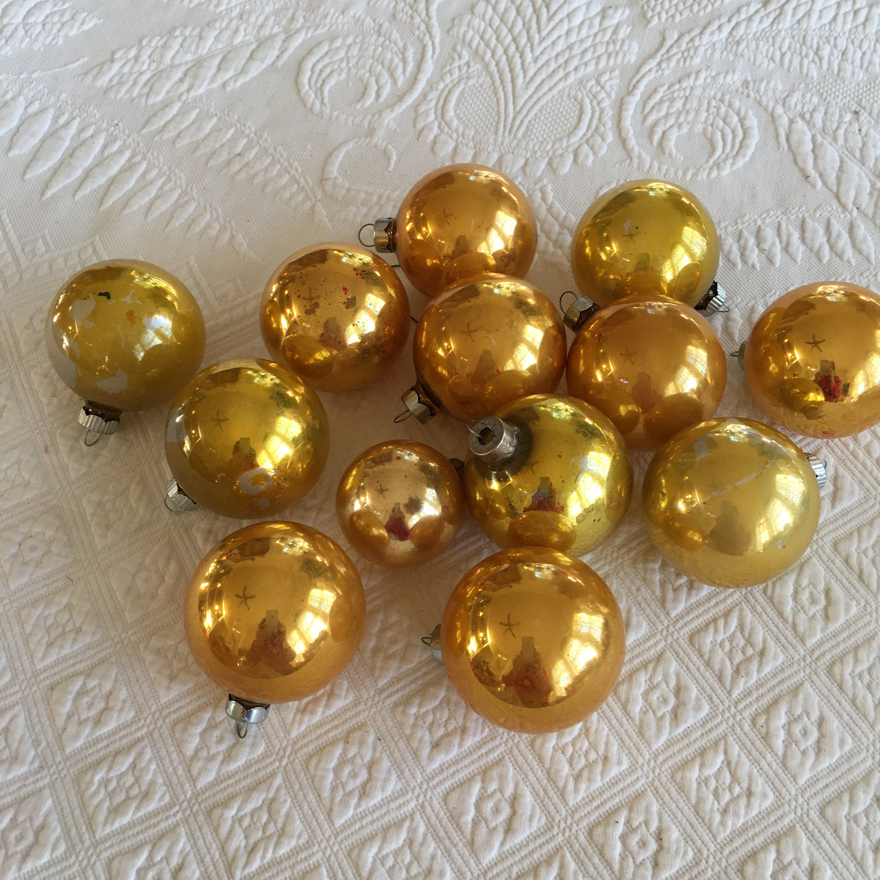 Vintage 1950s 13 Shiny Gold Balls. 5 Shiny Brite 2 1/8" Balls, 2 Made ...