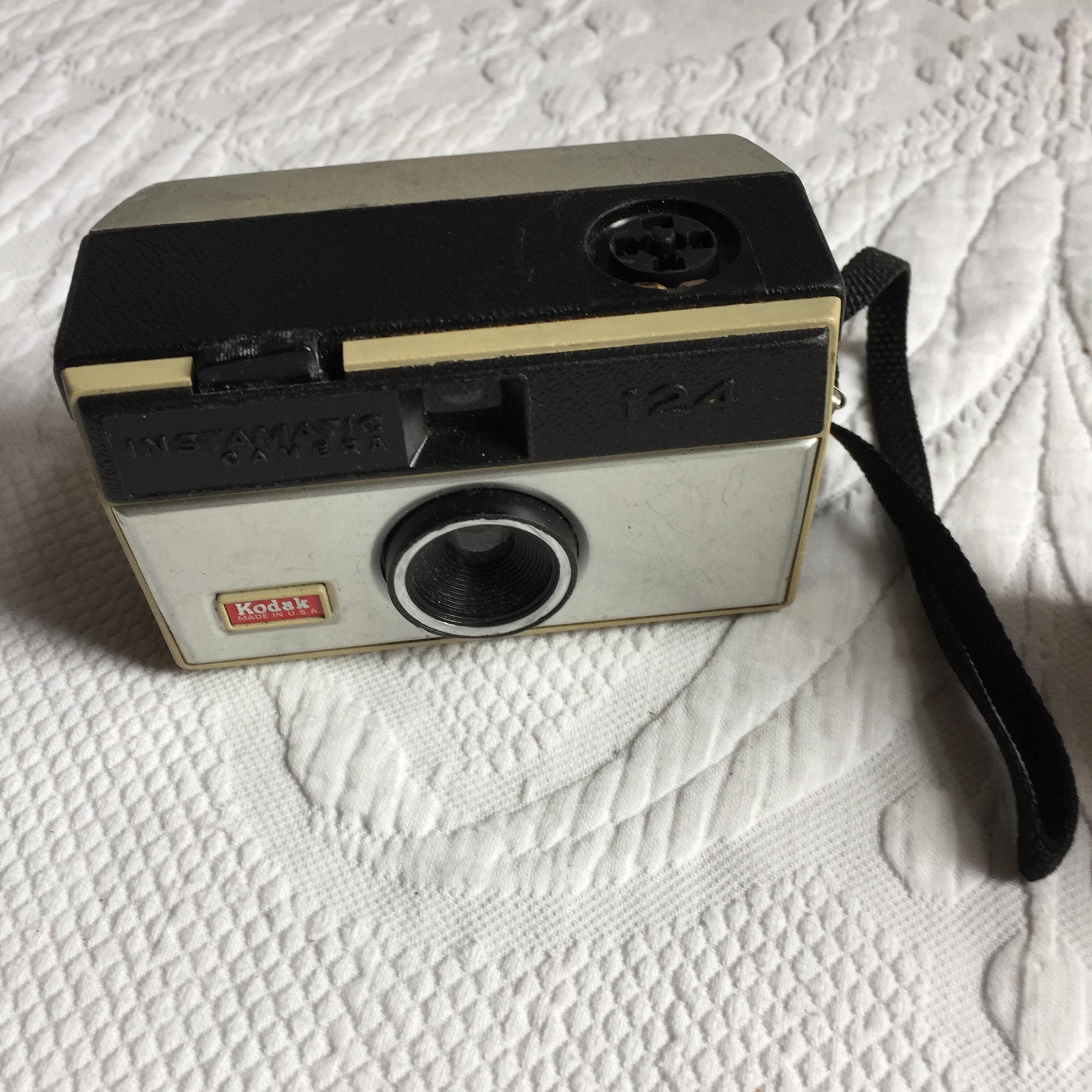 Vintage Kodak 124 Instamatic Camera. Includes One 1991 Kodacolor Film ...