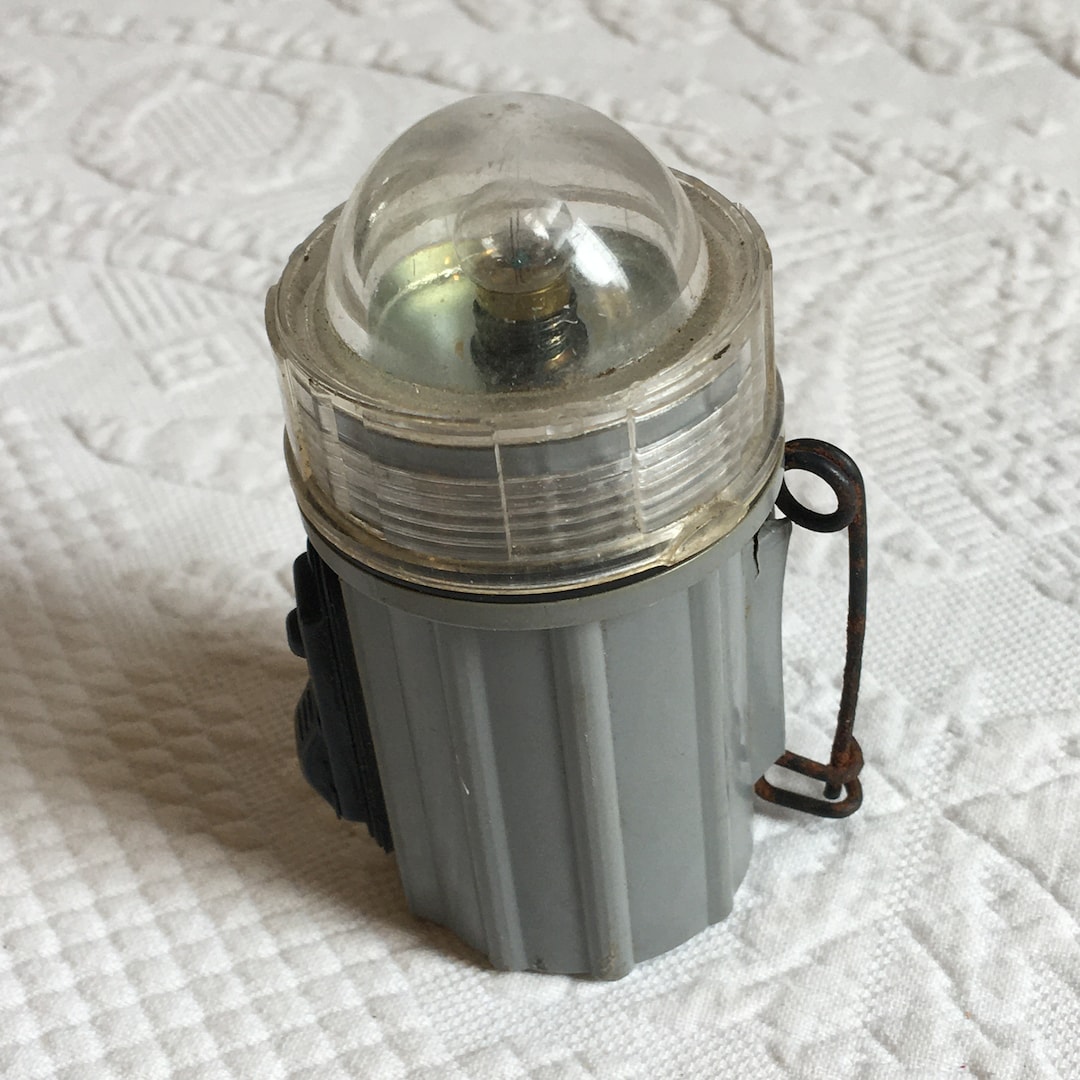Vintage D-31 USAF/USN Survival Beacon Flashlight on a Pin. Militaria ...