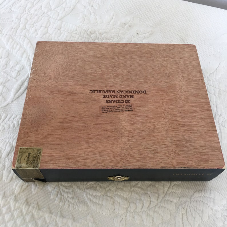 Vintage Wooden Cigar Box. Victor Sinclair Connecticut Yankee. Black Box ...