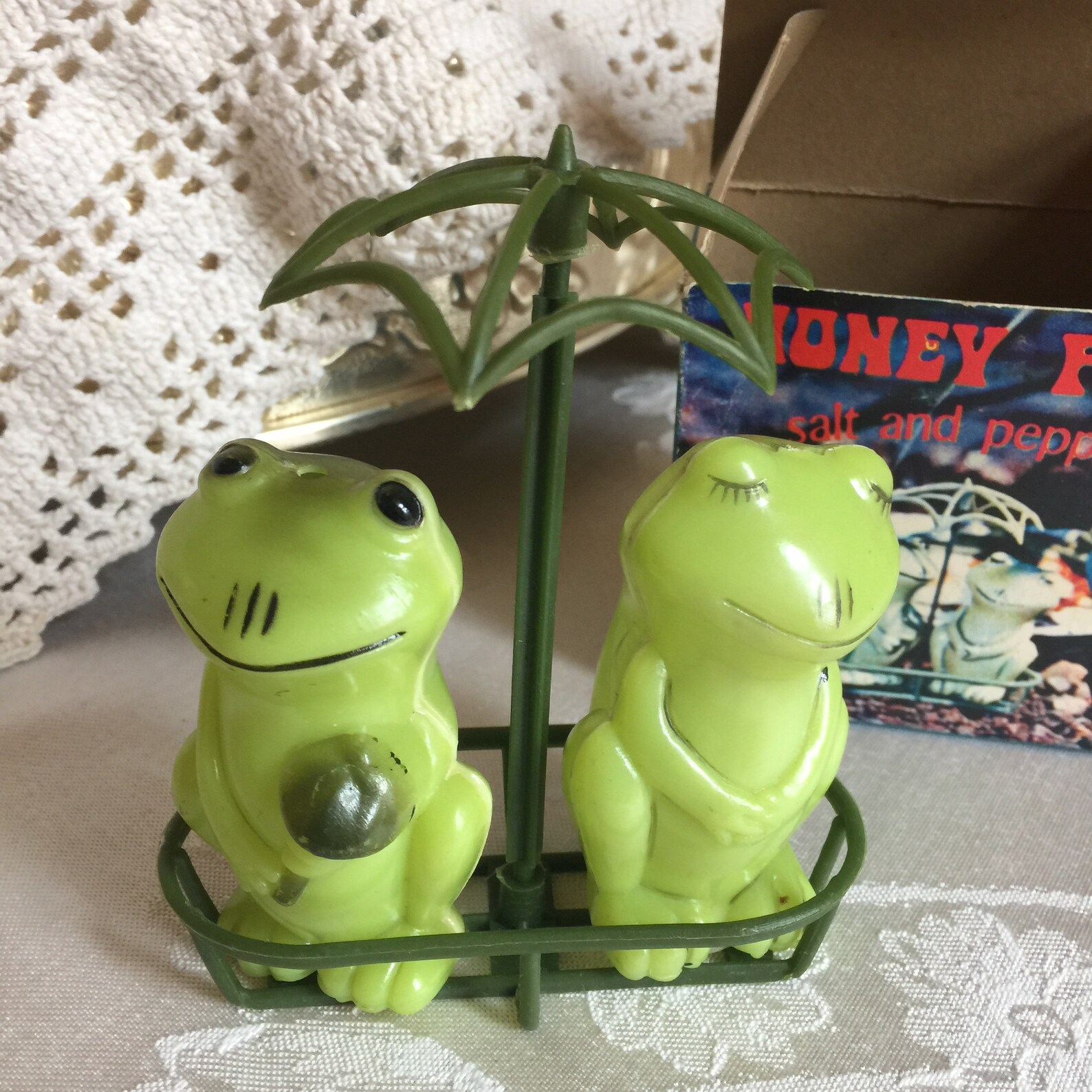 Vintage Plastic Honey Frogs Salt and Pepper Shakers. Boxed Set in ...