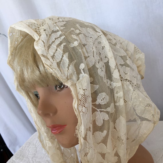 Vintage Cream Silk Lace Triangular Scarf. Large Trian… - Gem