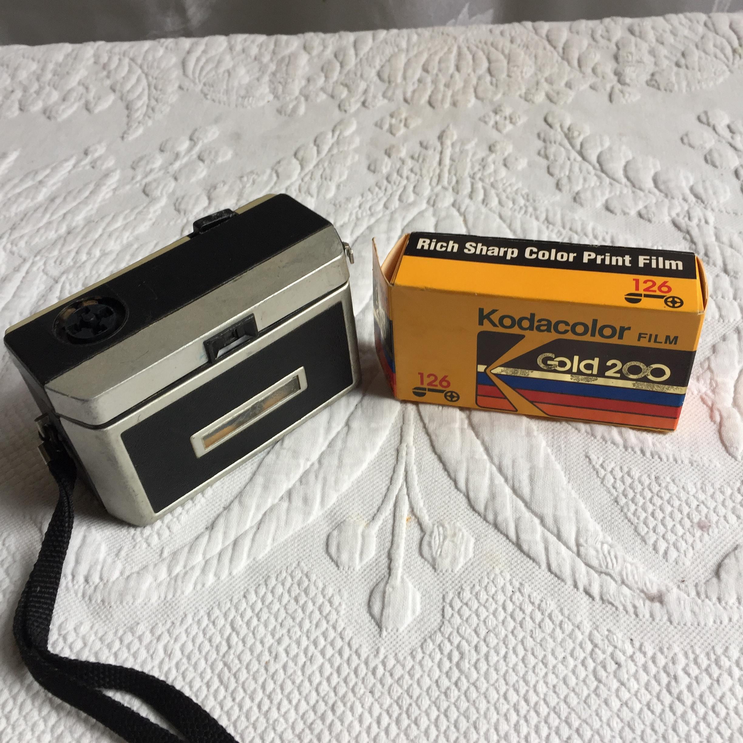 Vintage Kodak 124 Instamatic Camera. Includes One 1991 Kodacolor Film ...