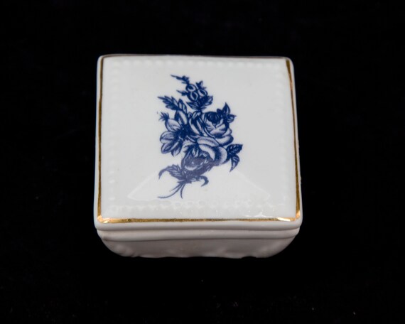 Vintage Treasure Trove Genuine Porcelain Ring Box - B… - Gem