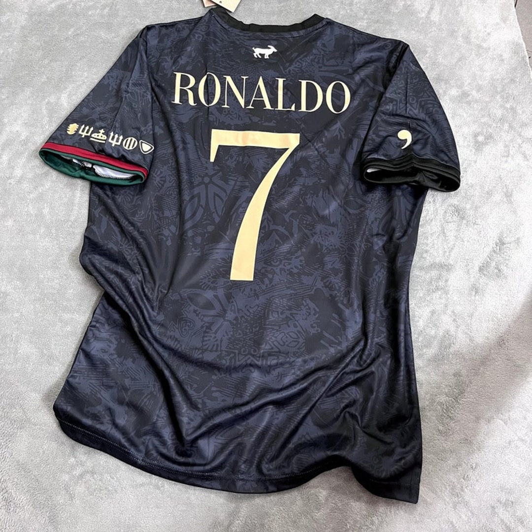 Maillot Ronaldo GOAT Portugal pour les fans 23-24 Portugal Édition ... Maillot Ronaldo GOAT Portugal pour les fans 23-24 Portugal Édition ...