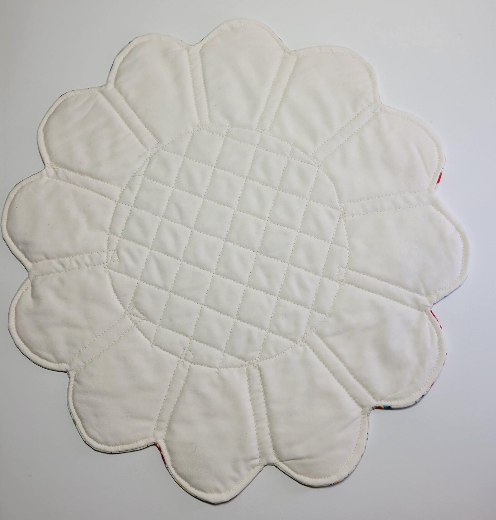 Quilted Dresden Plate Table Mat: Bees & Flowers Cotton Centerpiece - Etsy