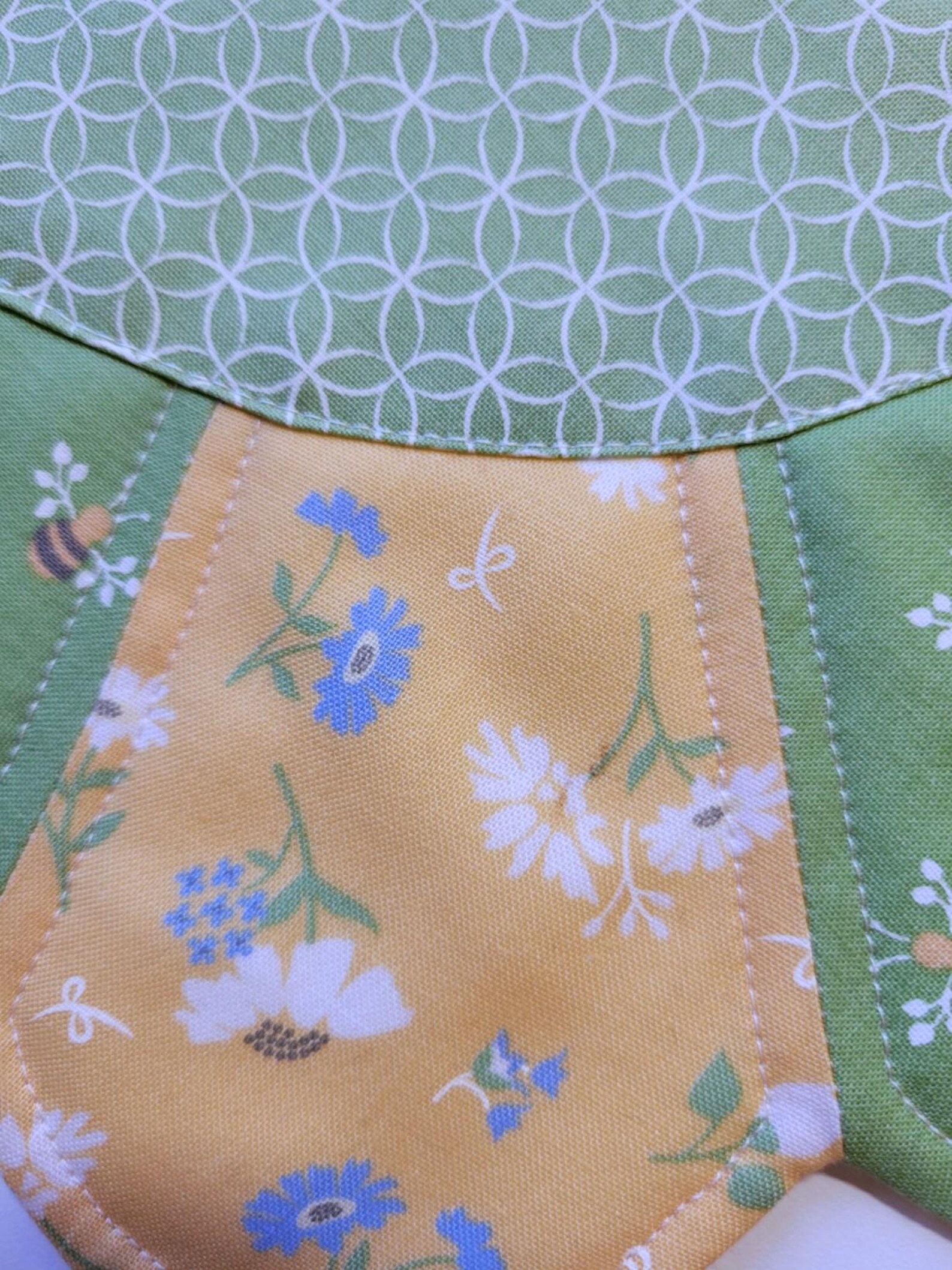 Quilted Dresden Plate Table Mat: Bees & Flowers Cotton Centerpiece - Etsy