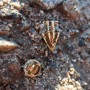 Gold Arrowhead Lapel Pin- CC410G- Arrows, Artifacts, Archery, Stone Age ...