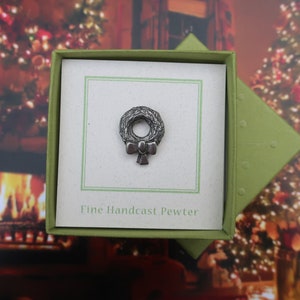 Wreath Lapel Pin- CC311- Wreath, Winter, Holiday, and Christmas Pins - Etsy