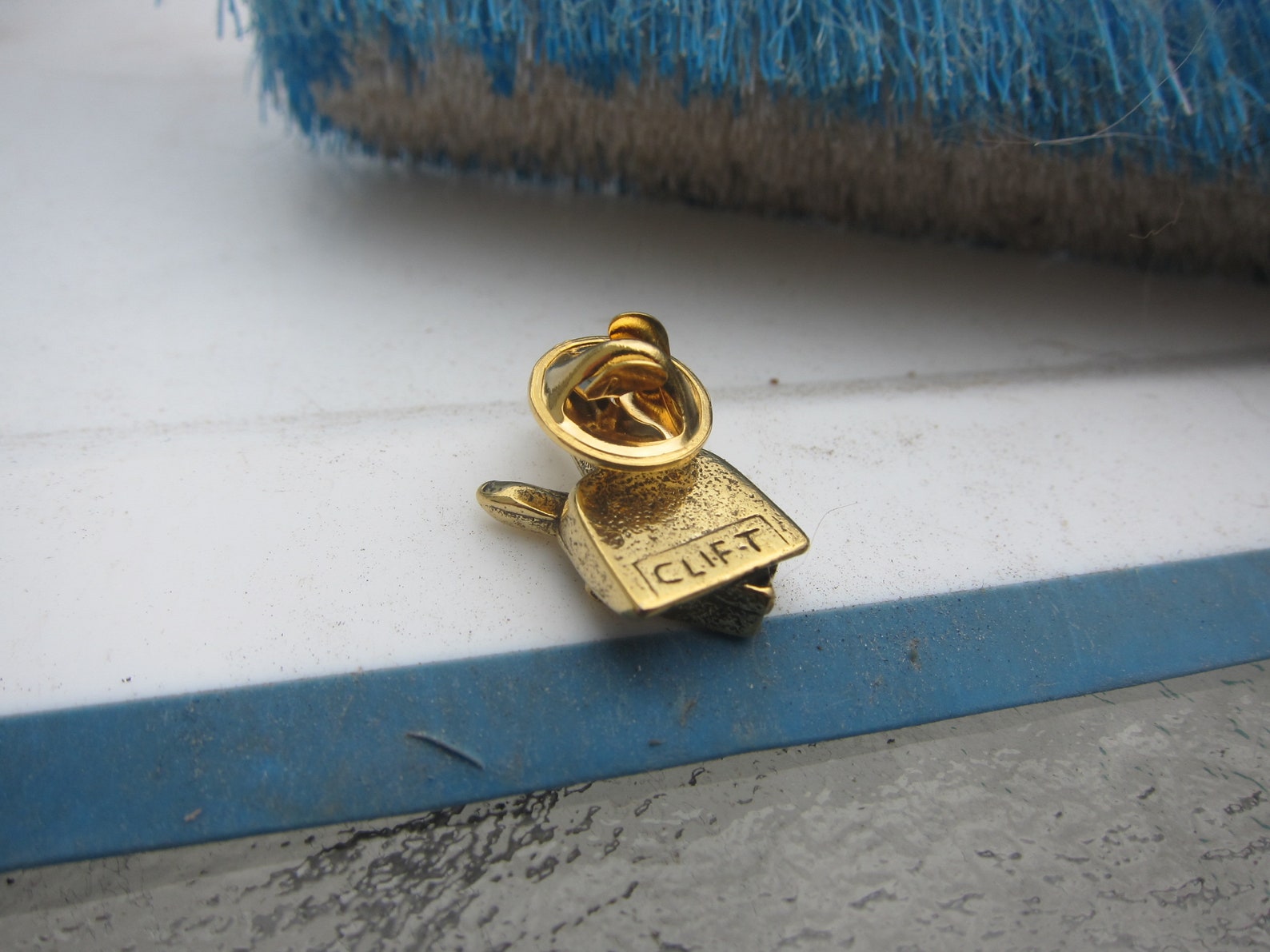 Gold Dust Pan and Brush Lapel Pin- CC331G- Cleaning Services, Maid ...