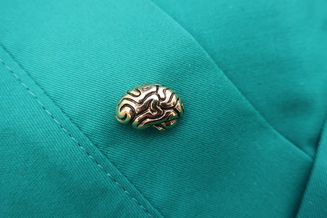 Gold Brain Lapel Pin - CC157G- Medical and Anatomy White Coat Pins for ...