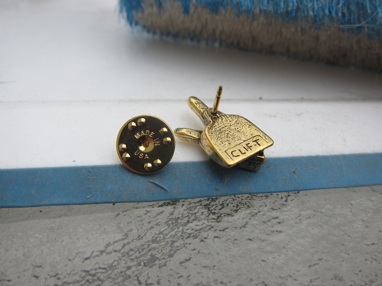 Gold Dust Pan and Brush Lapel Pin- CC331G- Cleaning Services, Maid ...