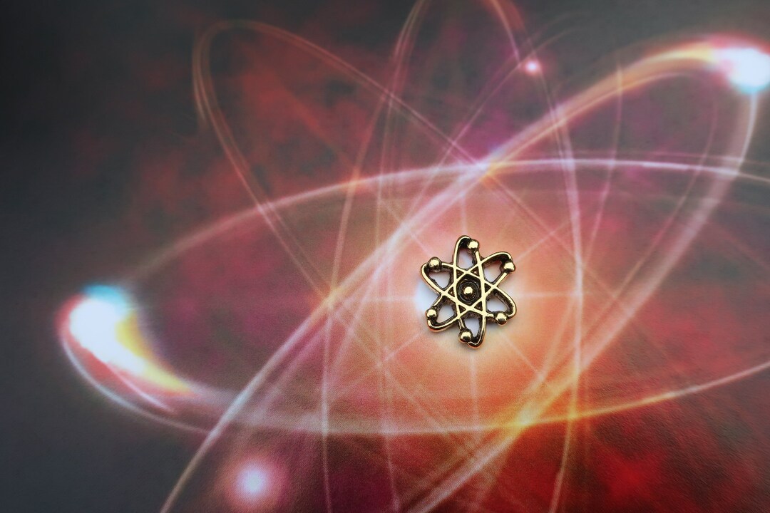 Gold Atom Lapel Pin- CC306G- Science Lapel Pins for Nerds, Geeks ...