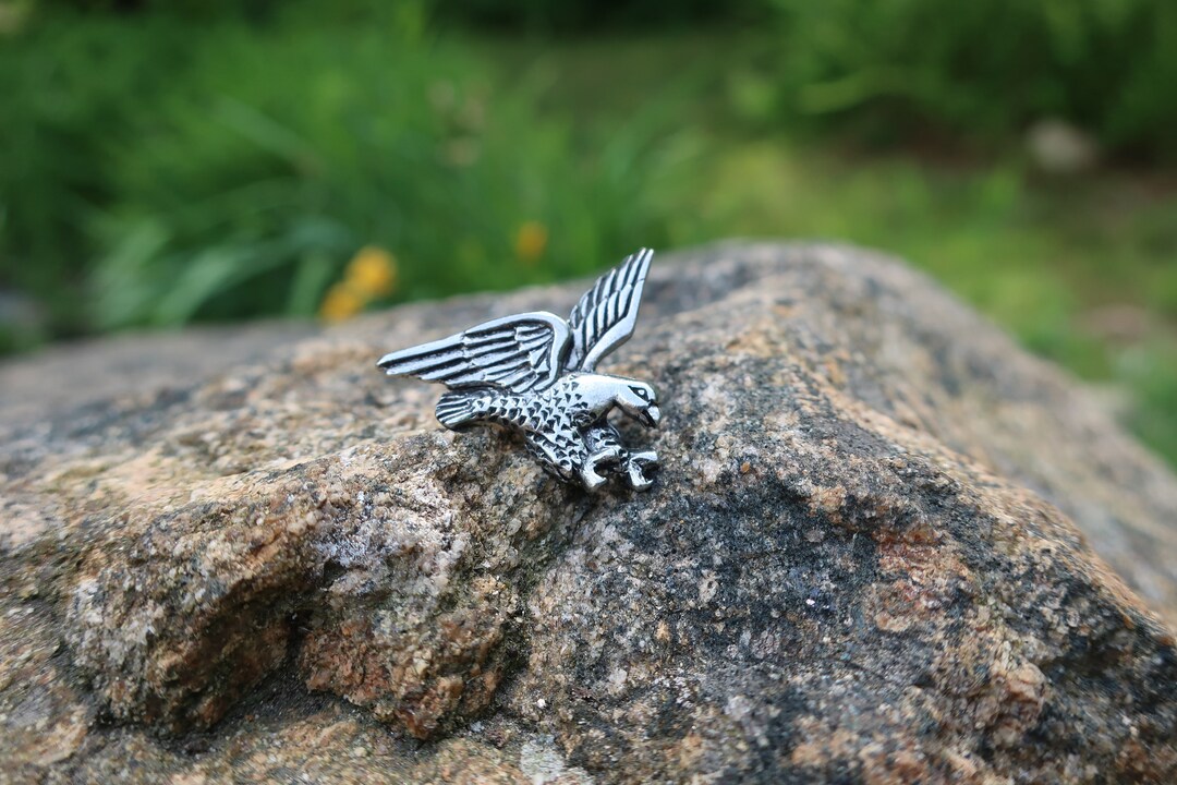 Falcon Lapel Pin - CC168- Falcon, Hawk, Eagle, Peregrine Falcon ...