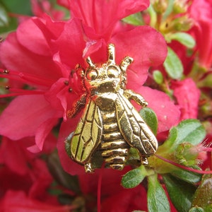 Gold Honey Bee Lapel Pin- CC614G- Bees, Beekeeping, Beekeeper ...