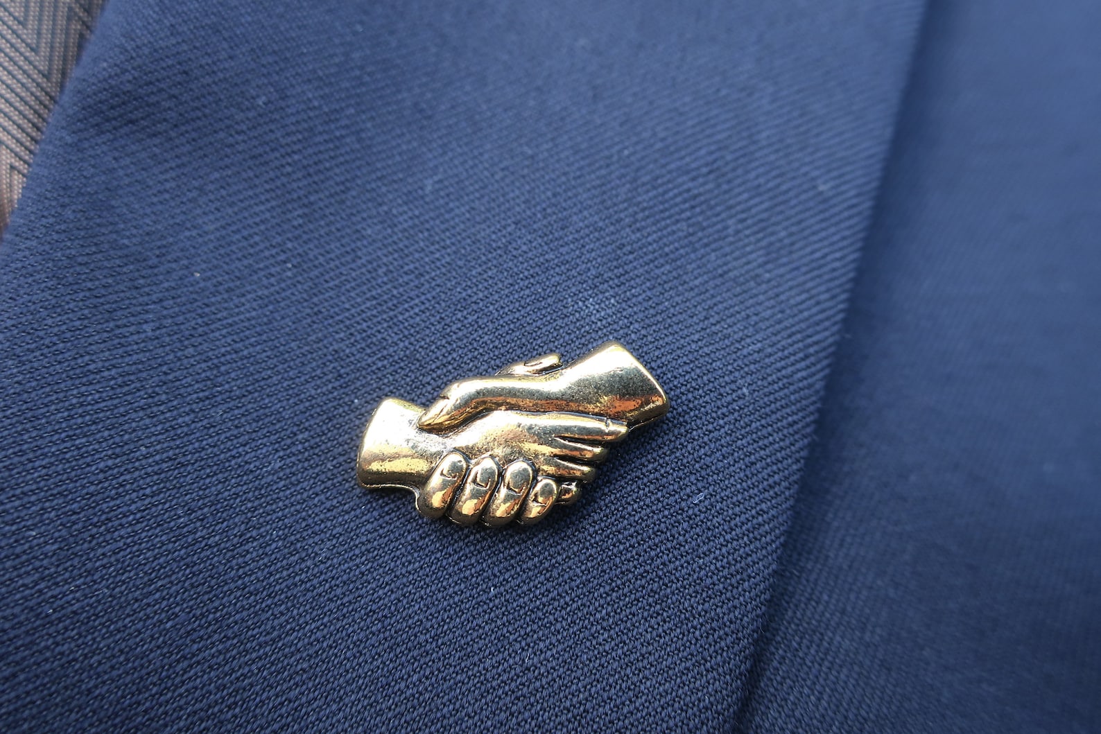Gold Handshake Lapel Pin CC371G Handshake, Agreement, Business, Deal ...