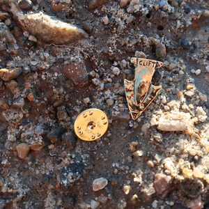 Gold Arrowhead Lapel Pin- CC410G- Arrows, Artifacts, Archery, Stone Age ...