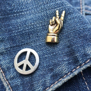 Gold Peace Hand Sign Lapel Pin- CC187G- Peace, Hippie, and Sign ...