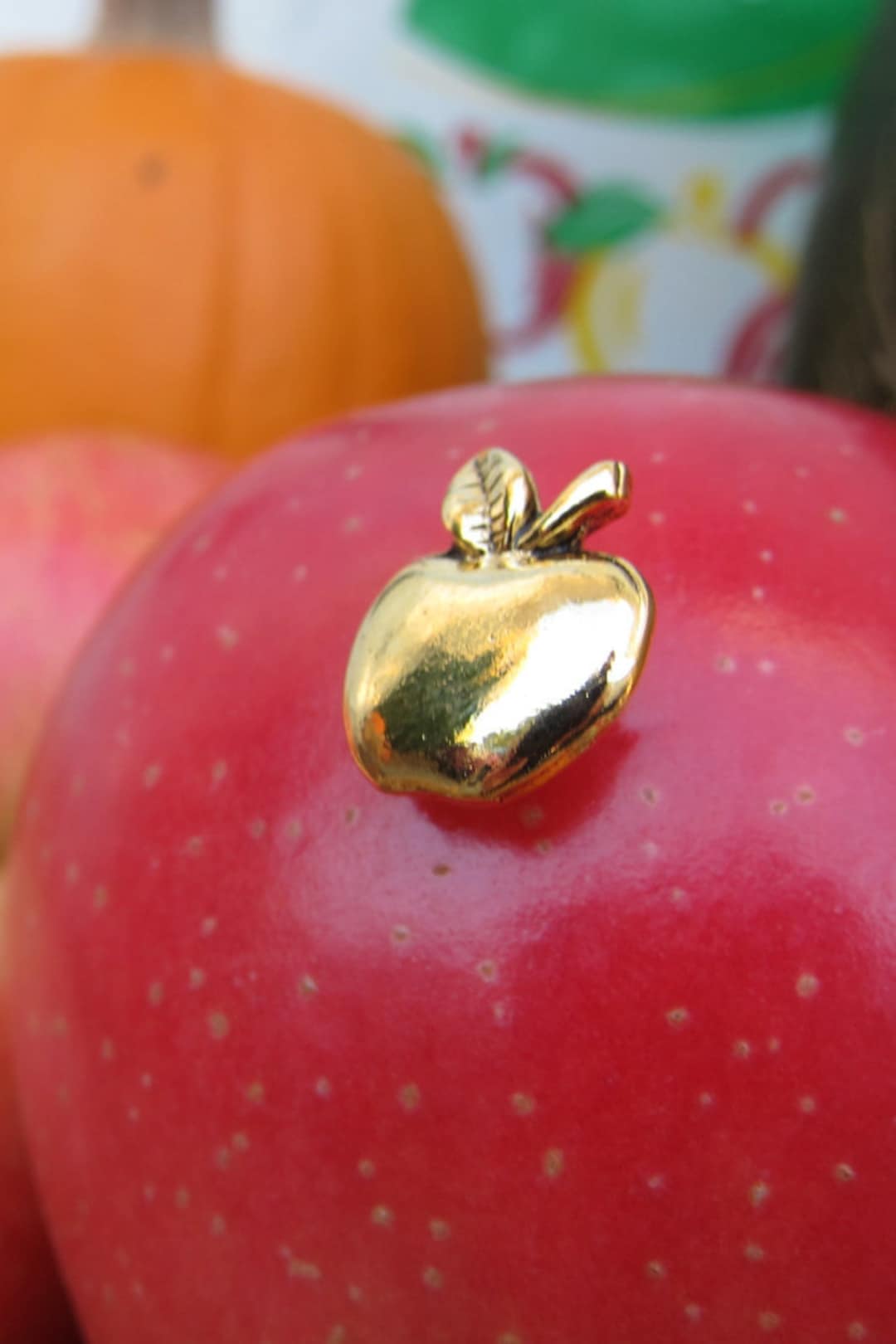 Gold Apple Lapel Pin-cc121g- Teacher, Education, and School Pins and ...