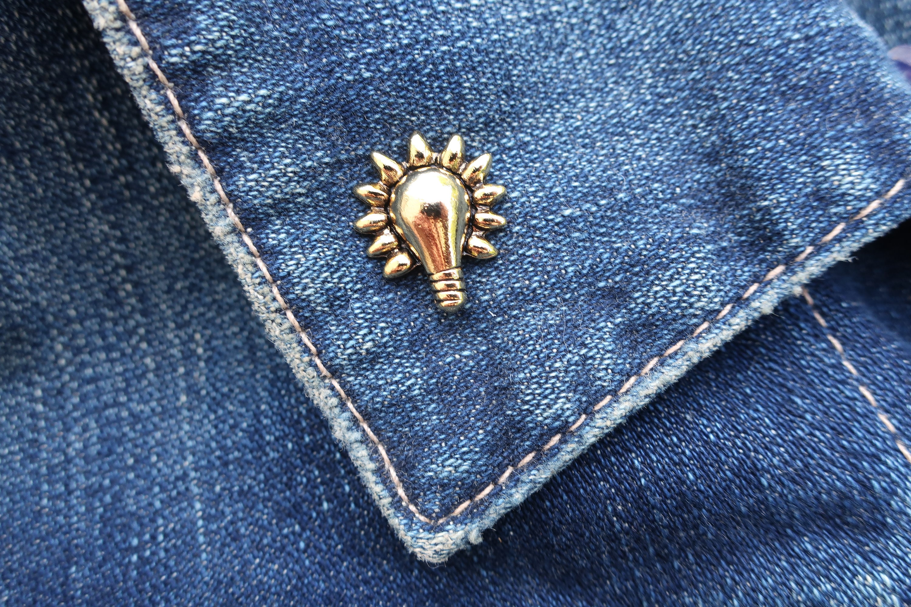 Gold Lightbulb Lapel Pin- CC164G- Light Bulb, Electric, Electricity ...