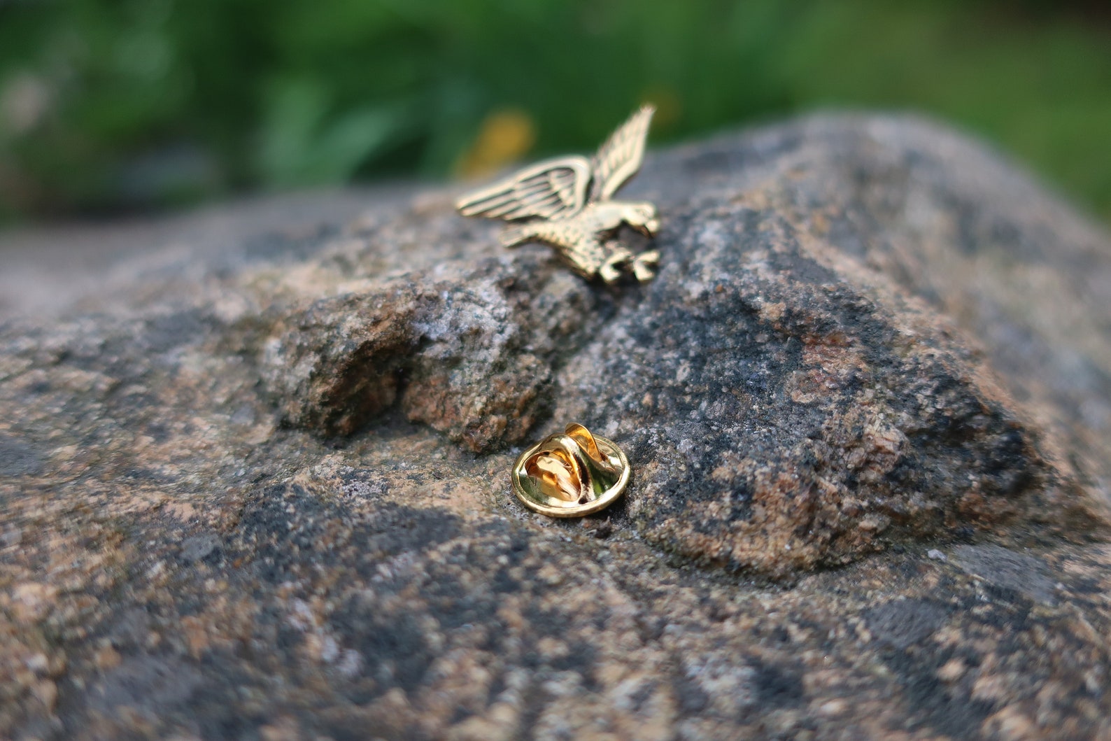 Gold Falcon Lapel Pin- CC168G- Falcon, Birds, and Wildlife Pins - Etsy
