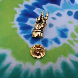 Gold Peace Hand Sign Lapel Pin- CC187G- Peace, Hippie, and Sign ...