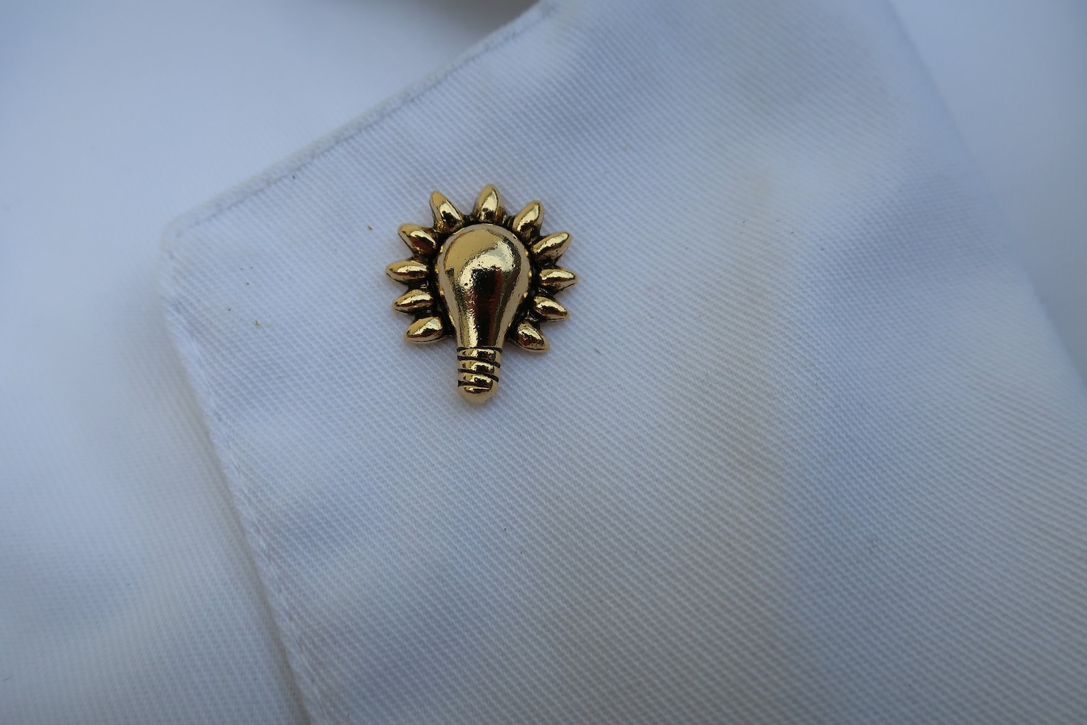 Gold Lightbulb Lapel Pin- CC164G- Light Bulb, Electric, Electricity ...