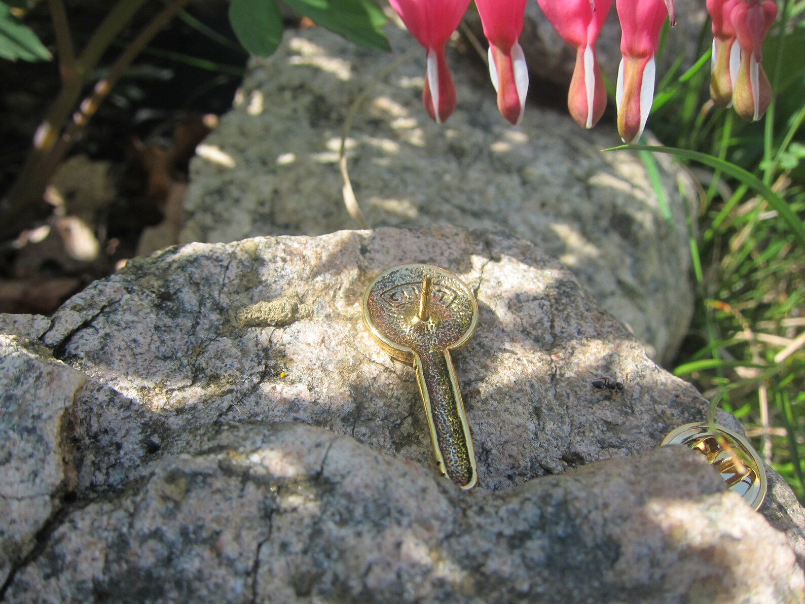 Gold Magnifying Glass Lapel Pin- CC530G- Detective, Mystery, and ...