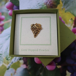 Gold Grapes Lapel Pin- CC259G- Grapes, Wine, Winery, Vineyard, and ...