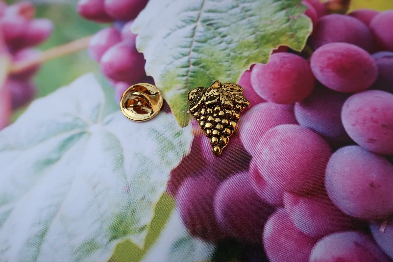 Gold Grapes Lapel Pin- CC259G- Grapes, Wine, Winery, Vineyard, and ...