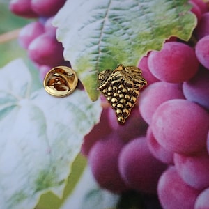 Gold Grapes Lapel Pin- CC259G- Grapes, Wine, Winery, Vineyard, and ...