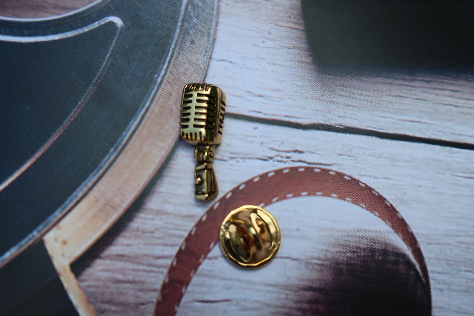 Gold Microphone Lapel Pin-cc529g- Mic, Broadcast, and Sound Wave Pins ...