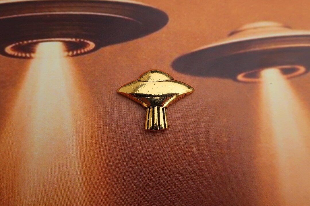 U.F.O. Gold Lapel Pin- Cc727-extraterrestrial, Flying Saucer, Alien ...