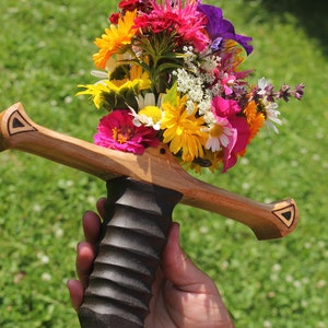 Lotr-inspired Bouquet Holder, Wood Anduril Hilt Flower Wedding Holder ...