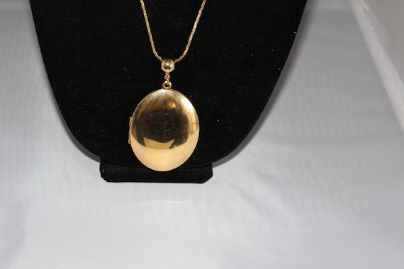 Vintage Gold Locket Which Opens for Pictures - 23 Inc… - Gem