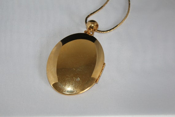 Vintage Gold Locket Which Opens for Pictures - 23 Inc… - Gem